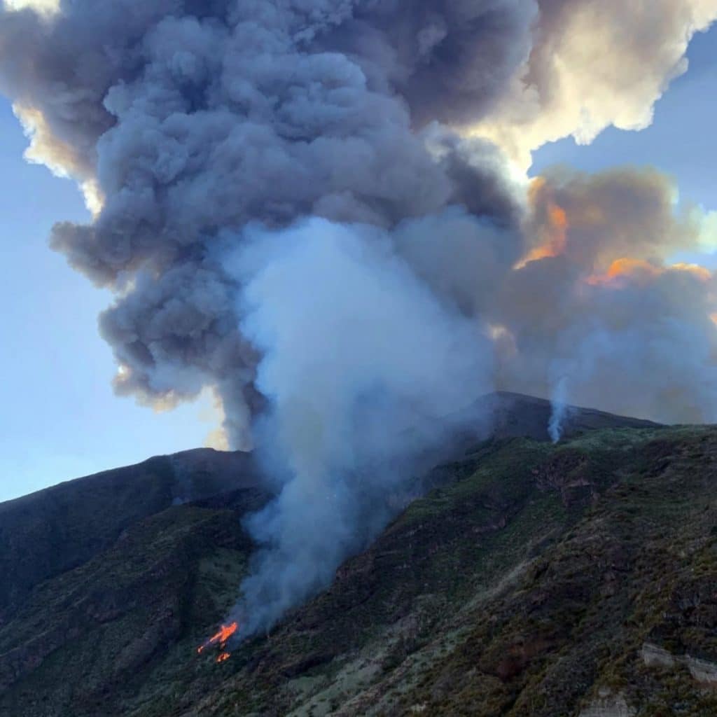 Erupce sopky Stromboli na Liparských ostrovech v jižní Itálii ...