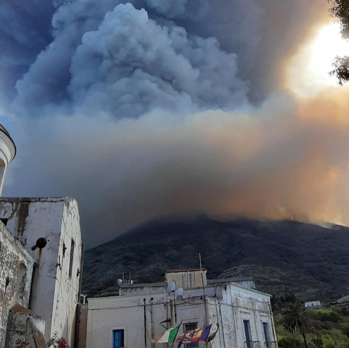 Erupce sopky Stromboli na Liparských ostrovech v jižní Itálii ...